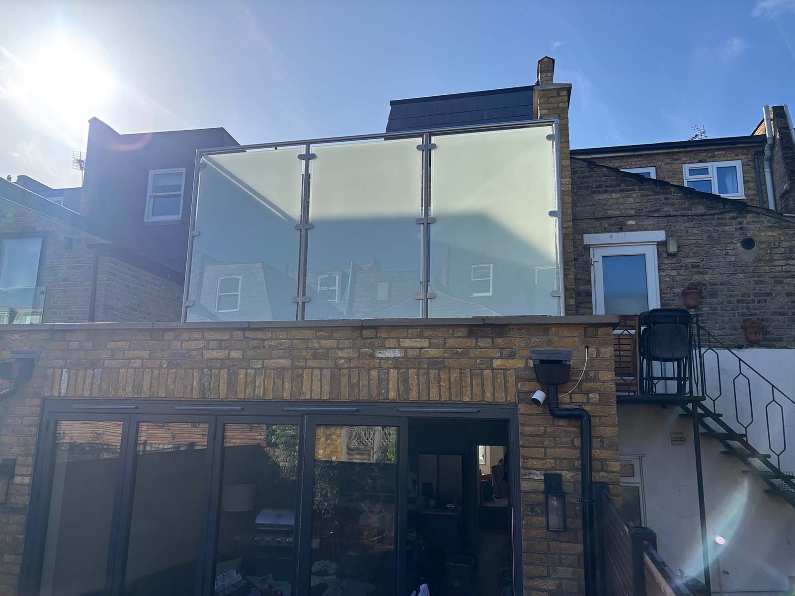 Terraced area glass balustrade privacy screen - Archie, South West ...